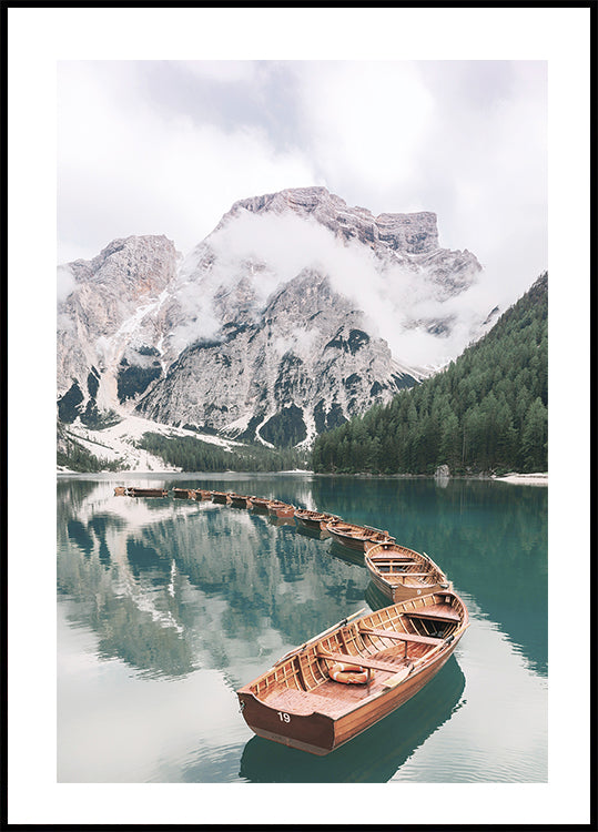 Boten bij Braies Lake-poster